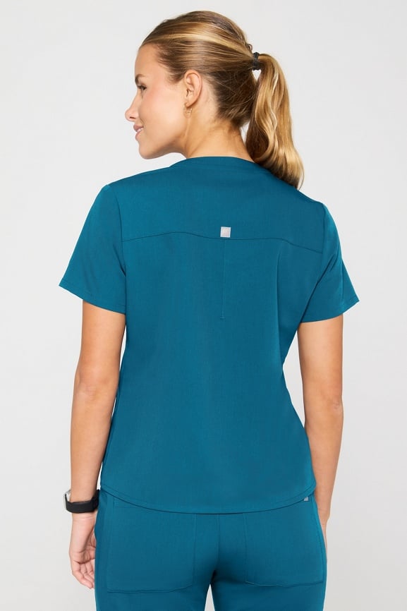 Method 2-Pocket Scrub Top (Petite Fit) - Fabletics